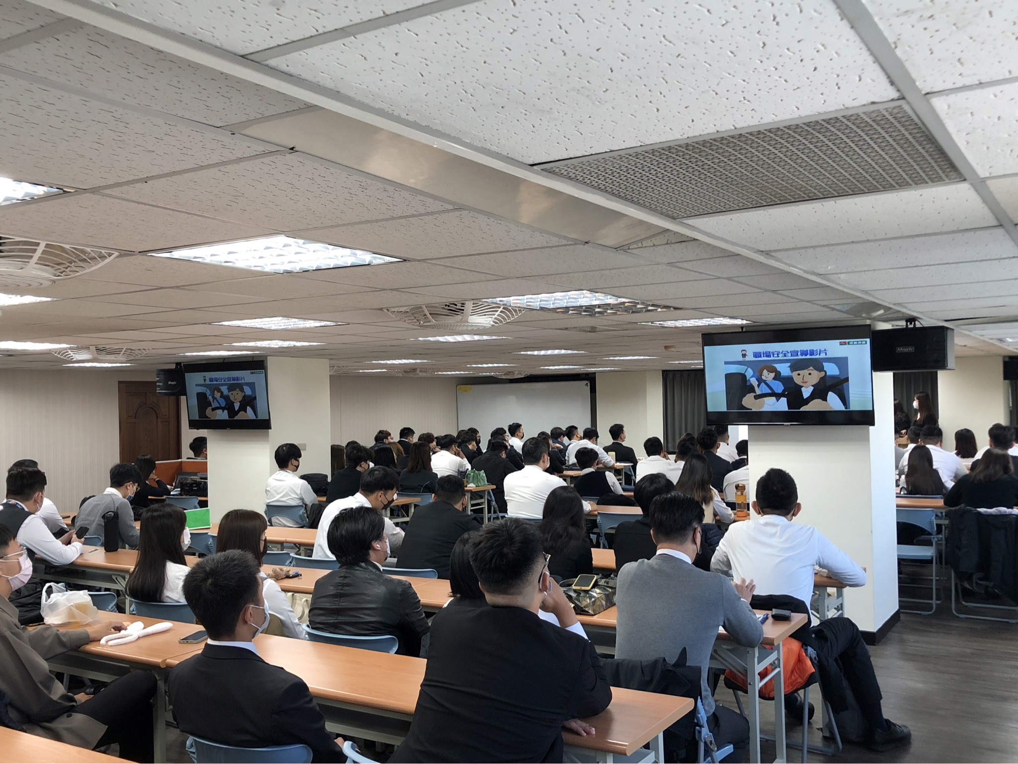 高雄教室出租,高雄會議室出租感謝信義房屋集團租借108人教室辦理新人訓練 高雄市教育講師職業工會的最新消息